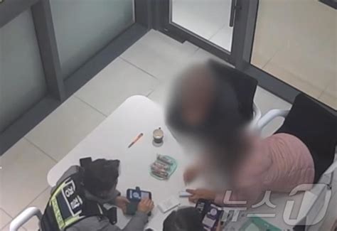 검사 전화 받은 후 휴대폰 혼자 작동60대 여성 보이스피싱 막은 은행원