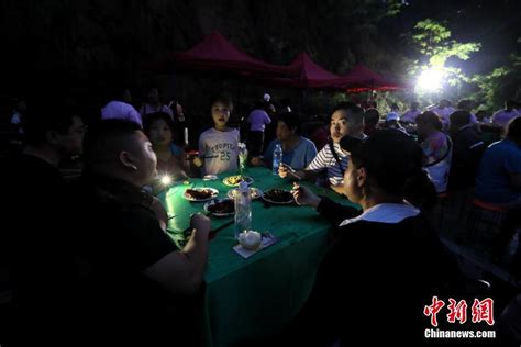 景区推10元流水席 千桌万人同时开席从白天吃到黑夜