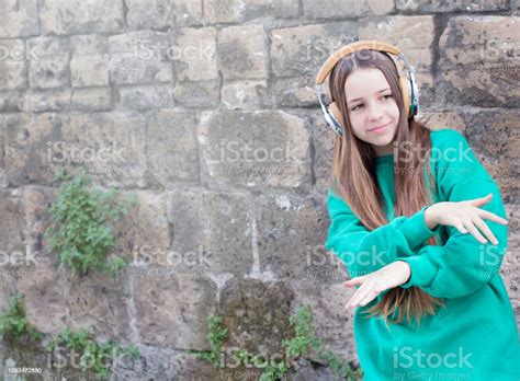 영 패션 포즈는 십 대 소녀 및 가까이 오래 된 거리에 재미 벽돌 벽 배경 가족에 대한 스톡 사진 및 기타 이미지 가족 고독 개념 귀여운 Istock