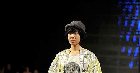 모자를 쓴 모델