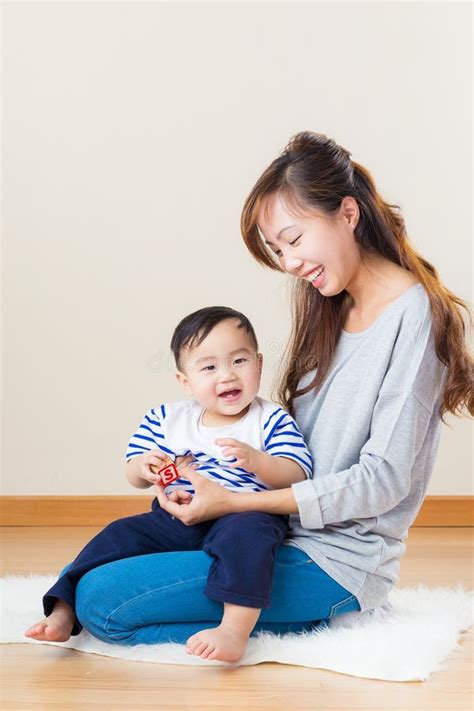 Maman Et Fils Asiatiques Sur La Plage Photo Stock Image Du Asie