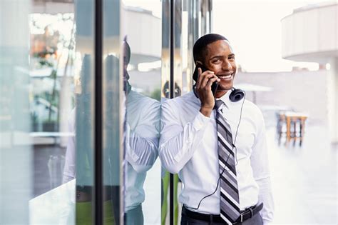 잘 생긴 남성 아프리카 계 미국인 사업가 Ceo는 세련 된 기업 우아한 정장을 입고 거리에 대한 스톡 사진 및 기타 이미지 거리 건축물 경영자 Istock