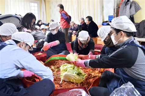 2017 코트라와 함께하는 사랑가득 정성가득 김장나눔 서초구 어르신행복e음센터 모습 서초구어르신행복e음센터