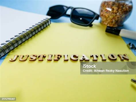 정당화 개념의 Justification 텍스트가 있는 나무 편지 노란색과 파란색 배경에 고립되어 있습니다 0명에 대한 스톡 사진 및 기타 이미지 Istock