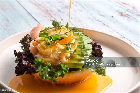 연어와 아보카도를 곁들인 데친 달걀을 곁들인 레스토랑 요리 Brioche 채소가 들어간 맛있는 빵 달걀에 대한 스톡 사진 및 기타 이미지 Istock