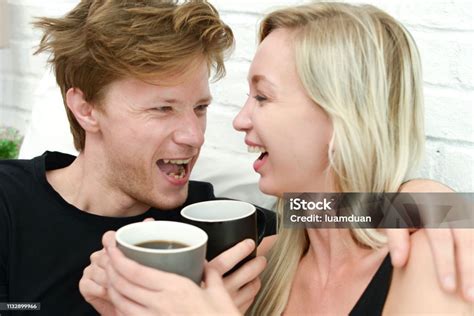 아름 다운 젊은 웃는 여자 침실에서 아침에 커피 한잔과 함께 침대에 앉아 가을에 대한 스톡 사진 및 기타 이미지 가을 남자 친구 레스토랑 Istock