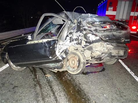 Тежка катастрофа между кола и ТИР двама души са ранени снимки