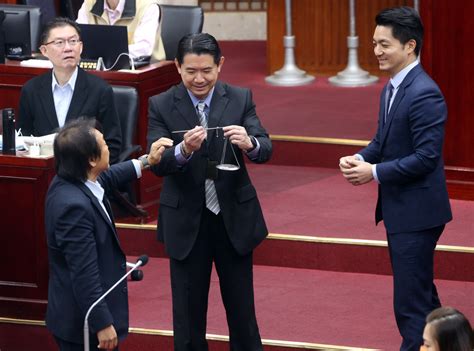 蔣萬安市政總質詢 王世堅送「秤」（1） 圖
