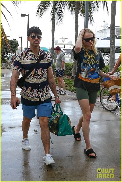 Jonas Brothers Priyanka Chopra And Sophie Turner Bare Their Hot Bodies