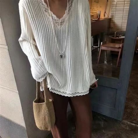 胖mm中长款纯色v领上衣2 300斤特大码秋冬韩版蕾丝拼接长袖t恤女