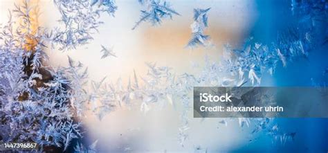 창문에 얼어 붙은 얼음 꽃 겨울 차가운 질감 패턴입니다 매크로 보기 프로스트 크리스탈 0명에 대한 스톡 사진 및 기타 이미지 0명 겨울 계절 Istock