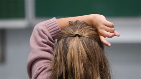 Ученица донела секиру у основну школу Инцидент у Старој Пазови — Rt Balkan