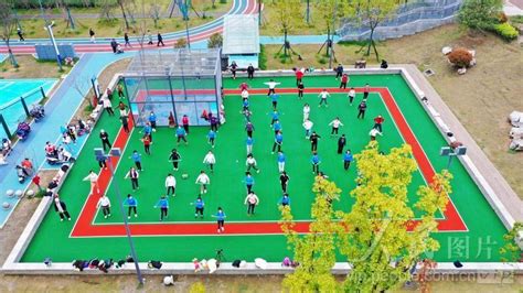 安徽合肥春来游园健身忙 人民图片网