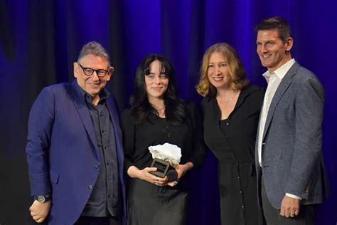 Universal Music Group Expands Partnership With Reverb During Musics Biggest Weekend To Raise