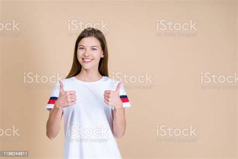 엄지 손가락을 보여주는 젊은 아름다운 여자 복사 공간 파스텔 베이지 배경에 서 행복에 대한 스톡 사진 및 기타 이미지 행복 엄지손가락을 위로 미소 Istock