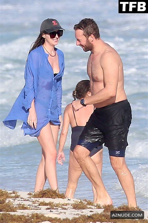 Dakota Johnson Sexy Seen Flaunting Her Hot Body In A Bikini On The