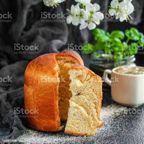 부활절 휴일 케이크 색깔의 달걀 축제 전통 구운 달콤한 디저트 간식 간식 스낵 아웃 도어 탑 뷰 복사 공간 음식 소박한 배경 0명에 대한 스톡 사진 및 기타 이미지 Istock