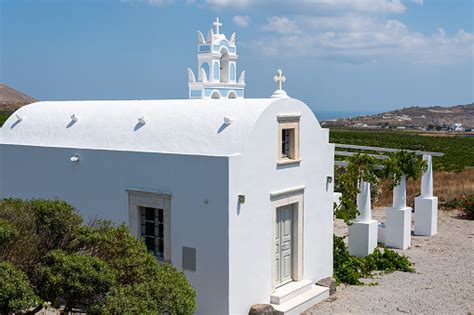 전통적인 아치형 지붕과 파우더 블루 벨 타워가 있는 작은 하얗게 칠해진 그리스 정교회 건축에 대한 스톡 사진 및 기타 이미지 건축 건축물 과일 Istock