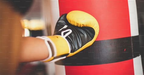 여자 복서 펀칭 가방 초점이 가까이에 있습니다 사진 Unsplash의 세르비아 이미지