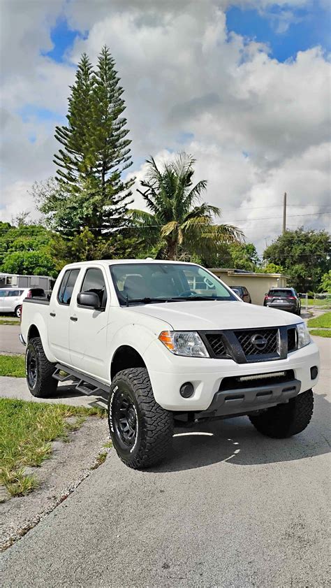 2017 Nissan Frontier Crew Cab · Sv Pickup 4d 6 Ft