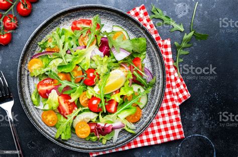 다채로운 체리 토마토 오이 적양파 양상추 라디치오 아루굴라를 곁들인 신선한 봄 비건 야채 샐러드 어두운 테이블 배경 상위 뷰 건강한 식생활에 대한 스톡 사진 및 기타 이미지