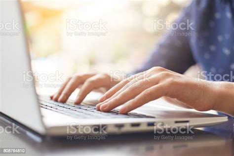 여자의 손에 나무 테이블에 앉아 컴퓨터 노트북을 사용 하 여 친구와 채팅 하는 동안 키보드 입력의 쐈 어 사람 라이프 스타일 현대 기술 및 통신 개념 경영자에 대한 스톡