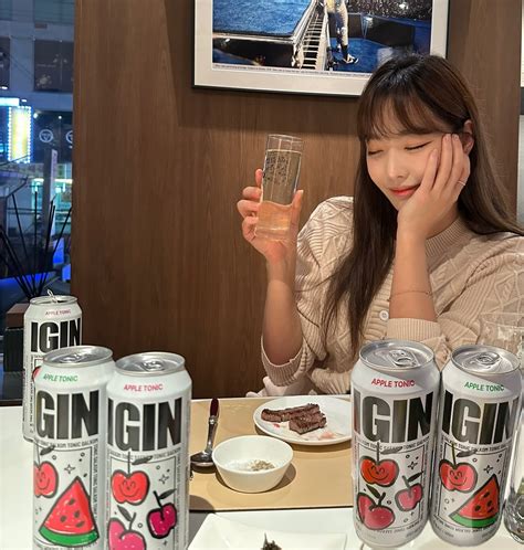 모델 강이나isfp 광고 맛있는고기에 맛있는 아이긴애플토닉☺️ 아이긴애플토닉은 충남 예산 양조장 지니스램프에서예산쌀로 만든발효주에 상큼한자두와 예산사과를 넣어 만든