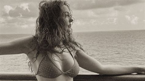 Burcu Zberk Bikinili Kareleriyle Tatilde Dikkat Ekiyor Girdap Haber