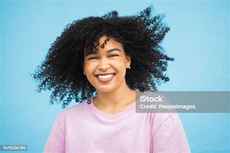 머리를 흔들고 얼굴 초상화와 건강한 샴푸 헤어스타일 스튜디오 뷰티 또는 고급 얼굴 스킨케어를 한 흑인 여성 화장품 메이크업 스파 살롱 또는 파란색 배경 벽에 고립된 브라질의