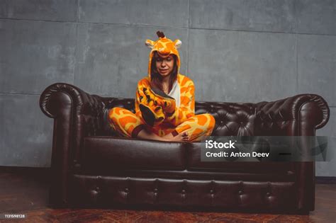 재미 있는 잠 옷 파자마 만화 스타일 회색 배경에 긍정적 인 얼굴 표정에 행복 한 십 대 소녀 성인에 대한 스톡 사진 및 기타 이미지 Istock