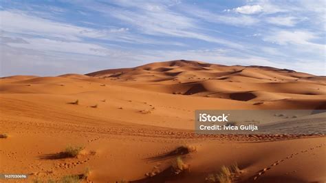 배경에 푸른 하늘이있는 사하라 사막의 아름다운 모래 언덕의 놀라운 전망 모로코 0명에 대한 스톡 사진 및 기타 이미지 0명 갈색 건조 기후 Istock