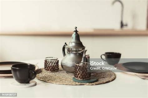 터키 찻주전자와 커피 머그잔이 현대적인 테이블 위에 스탠드에 놓여 있습니다 갈색에 대한 스톡 사진 및 기타 이미지 갈색 감정 건강한 생활방식 Istock