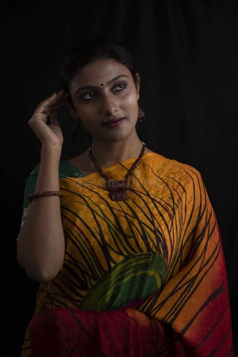 Retrato Da Jovem E Atraente Morena Indiana Morena Em Vestido