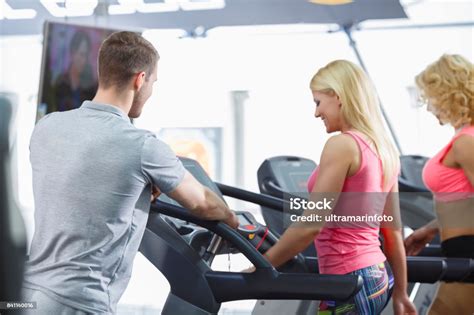 2 명의 스포츠 여성 체육관 건강 한 여성 스포츠 훈련 젊은 남자 코치 20 29세에 대한 스톡 사진 및 기타 이미지 20