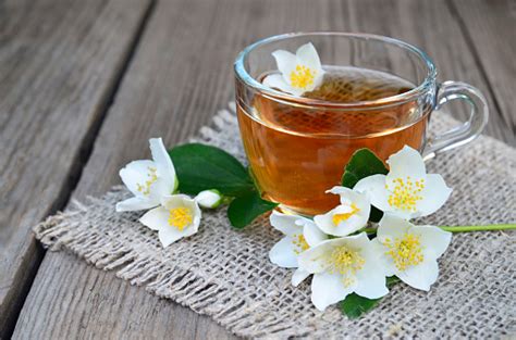 재스민 차는 유리 컵에 차와 오래된 나무 테이블에 신선한 꽃 건강한 음료 다이어트 또는 한방 의학 개념 0명에 대한 스톡 사진