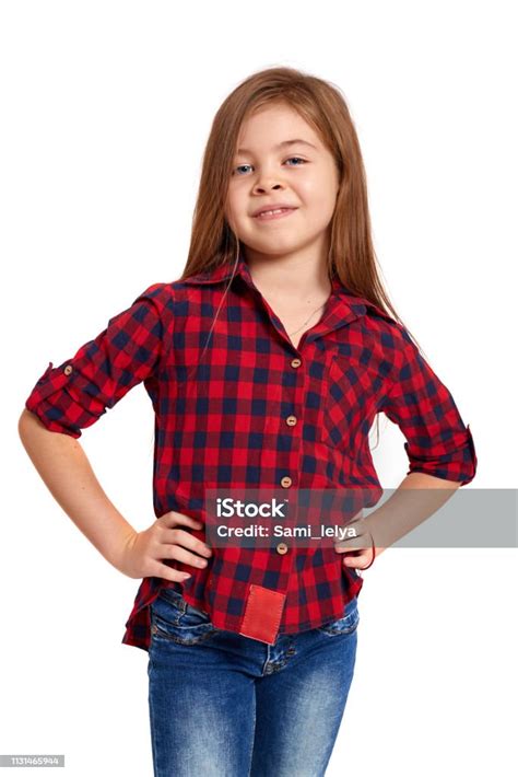 감정적 인 표정으로 십 대 소녀 흰색 배경에 고립 된 아름 다운 여성 반 길이 초상화입니다 감정에 대한 스톡 사진 및 기타 이미지 Istock