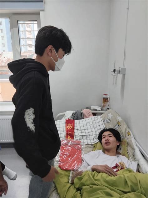 Untsug Mn Хавдартай тэмцэж буй хүү М Амарсайханд ангийнхан нь хонхны баярын тууз хонхыг нь