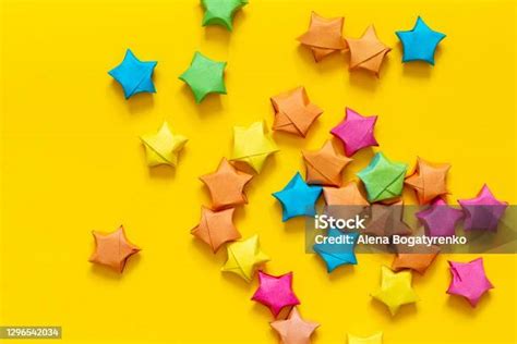 노란색 백드라운드에 여러 가지 빛깔의 종이 접기 종이 별 맨 위 보기입니다 별 모양에 대한 스톡 사진 및 기타 이미지 별
