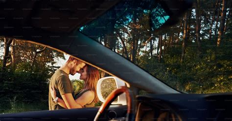 차량 내부에서 본 모습 스티어링 휠 사이드 미러 아름다운 젊은 부부는 낮에 숲에서 즐거운 시간을 보낸다 사진 Unsplash의 여행 이미지