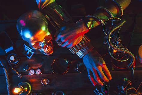 Atmósfera Cyberpunk Manos De Un Ingeniero Inventor Masculino En Una