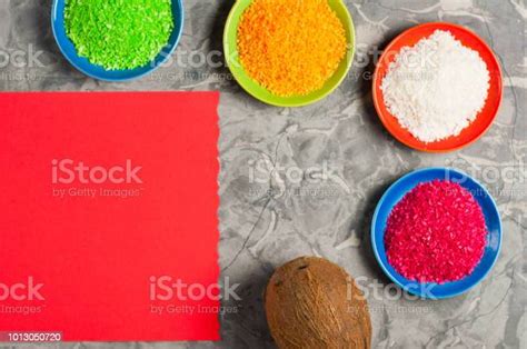 컬러 접시와 오래 된 회색 콘크리트 복사 공간에 빈 빨간 종이에 컬러 코코넛 플레이크 근처 코코넛 평면 배치 0명에 대한 스톡 사진 및 기타 이미지 Istock