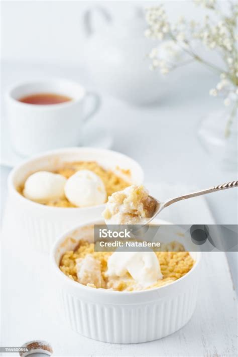 사과 무너질 아이스크림 숟가락 스 트리 우 엘 측면 보기 수직 밝은 회색 테이블에 아침 아침 식사 가을에 대한 스톡 사진 및 기타 이미지 Istock