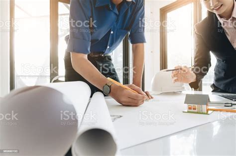 건축 프로젝트를 위한 엔지니어의 이미지입니다 파트너와 함께 작업 하 고 직장에 도구를 엔지니어링입니다 건설 산업에 대한 스톡 사진 및 기타 이미지 Istock