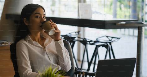 캐주얼 사업가는 커피를 마시고 편안한 사무실 의자에서 쉬고 있다 사진 Unsplash의 태국 이미지