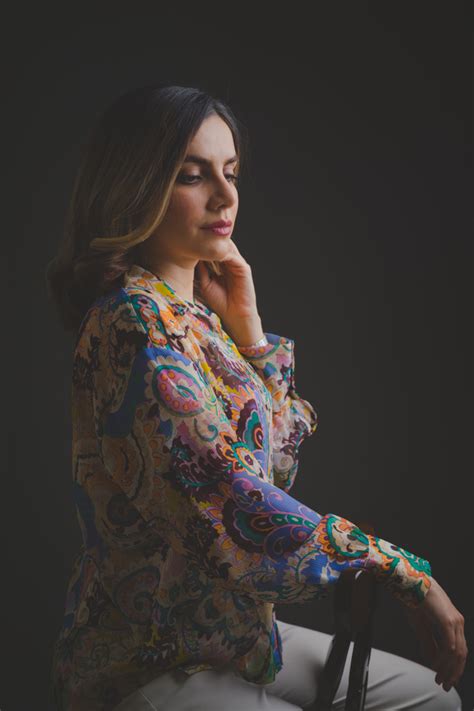 ژست عکاسی در آتلیه کادرو