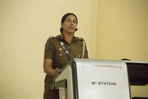 කුමාර මෙතුමිය ගැන බොහෝ අවස්තාවල මට දැන ගන්න ලැබුනා මමනම් දන්නේ නෑ මෙතුමිය ජ්‍යෙෂ්ඨ