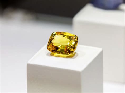 Batu Safir Kuning