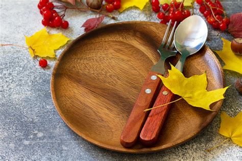 가을 테이블 설정입니다 추수 감사절 또는 가을 수확 테이블 은제품 및 잎의 프레임 설정 텍스트에 사용할 수 있는 여유 공간입니다