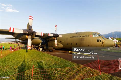 공군 기지에서 군용 수송기 공군 비행 작전 항공 및 항공기 방공 군사 산업 비행 및 비행 0명에 대한 스톡 사진 및 기타 이미지 Istock