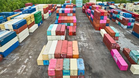 선적장에 있는 다채로운 세미 트럭 트레일러 파스텔 색상의 선적 컨테이너가 공중에 떠 있다 0명에 대한 스톡 사진 및 기타 이미지 0명 공중 뷰 미국 Istock